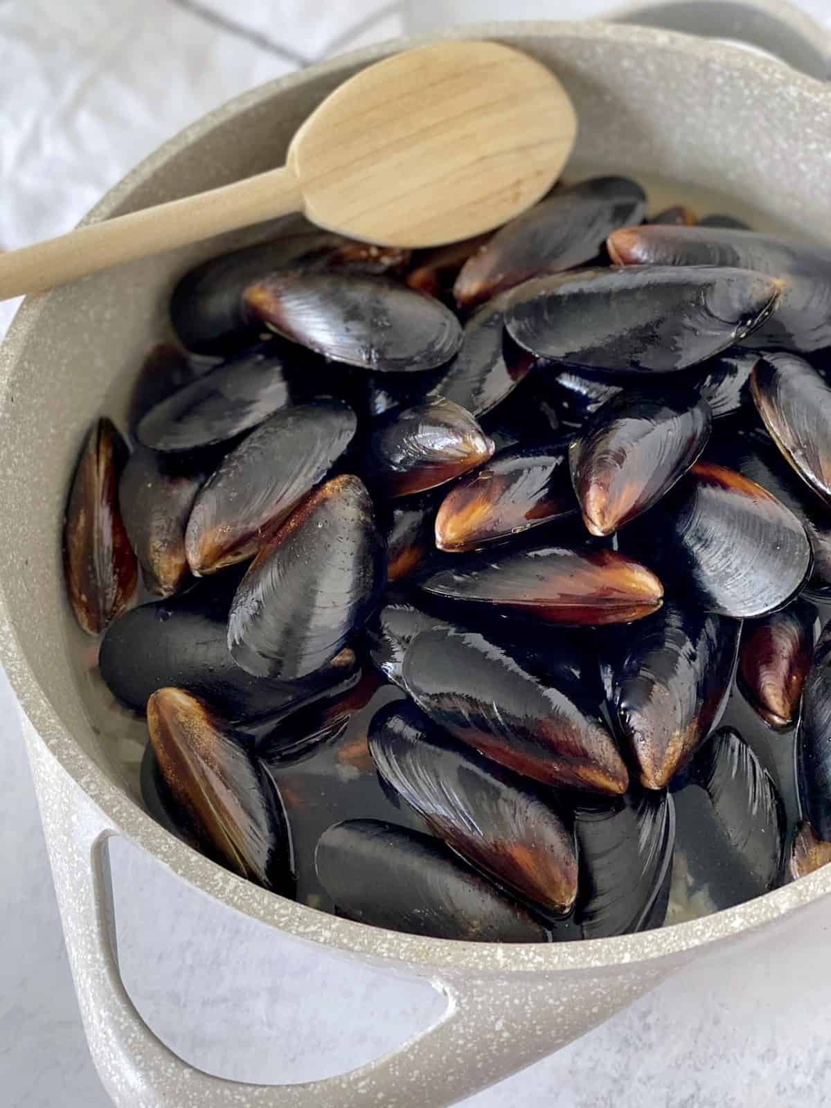 Black Mussels with White Wine - Charisse Yu