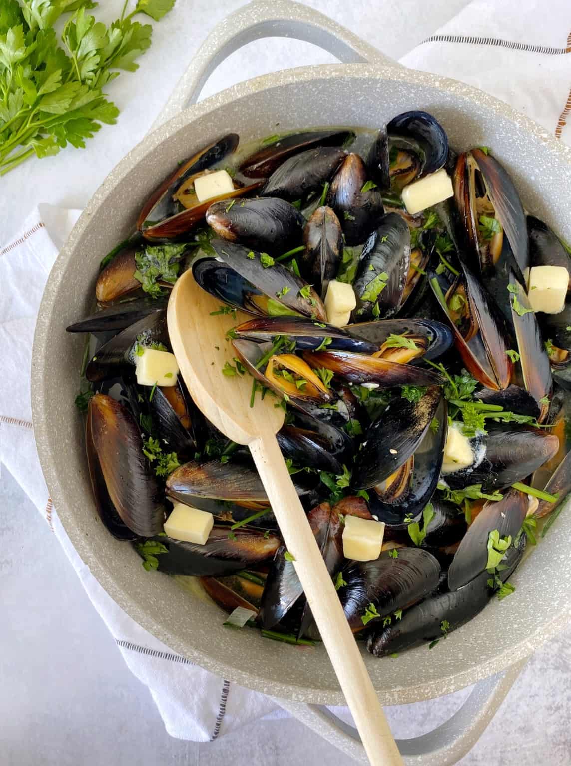 Black Mussels with White Wine - Charisse Yu
